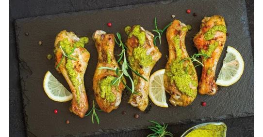 Pulpe de pui inferioare cu salsa cu avocado și tomatillo